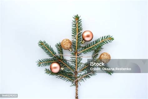 회색 배경에 천연 소나무 가지와 황금 공으로 만든 크리스마스 트리 크리스마스 겨울 새해의 개념 플랫 레이 평면도 복사 공간 0명에 대한 스톡 사진 및 기타 이미지 Istock