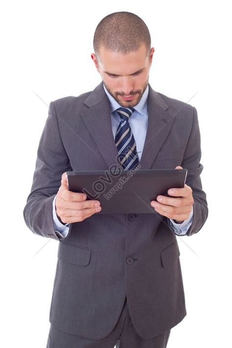 사진에서 태블릿 Pc로 작업하는 젊은 사업가 사진 무료 다운로드 Lovepik