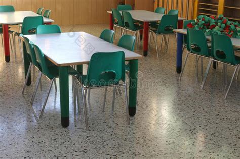 学校教室里的椅子和桌子 包图企业站
