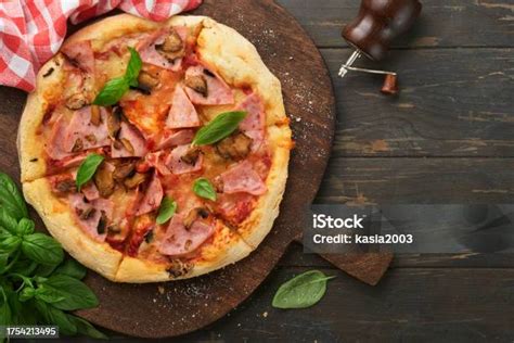 피자 햄 버섯 절인 오이와 치즈를 곁들인 전통적인 베이컨 피자와 나무 테이블 배경에 요리 재료 토마토 바질 이탈리아 전통 음식 평면도 모형 0명에 대한 스톡 사진 및 기타