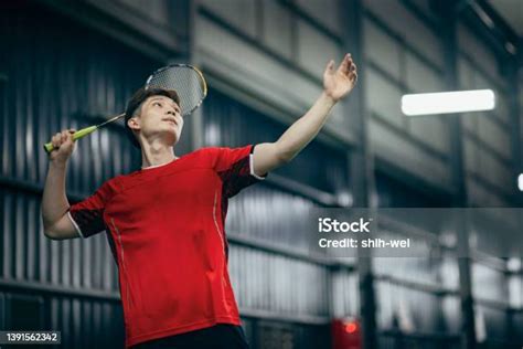 대만 배드민턴 선수들은 배드민턴 코트 지구력 훈련에서 연습하는 운동을 예열합니다 배드민턴에 대한 스톡 사진 및 기타 이미지