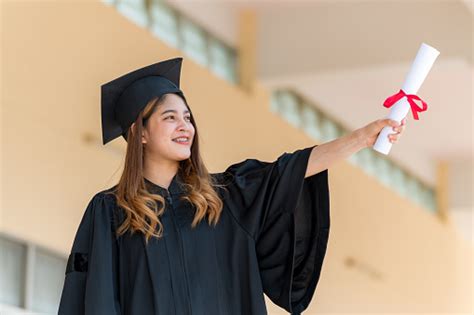 학술 가운과 졸업 모자졸업모자에 미소 여자 아시아 학생 졸업장 20 24세에 대한 스톡 사진 및 기타 이미지 20 24세 검은색 교육 Istock