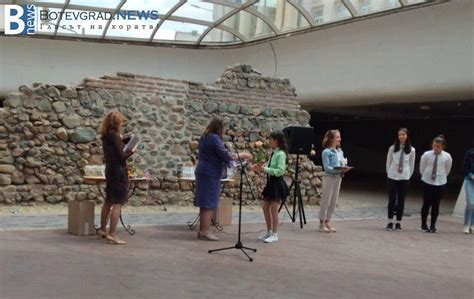 Директор учител и ученици на годината от ОУНикола Йонков Вапцаров град Ботевград с почетни