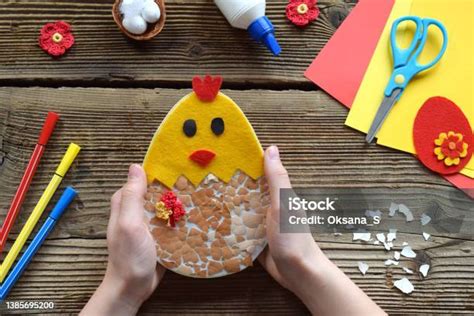 수제 부활절 장식 만들기 아이는 달걀 껍질에서 인사말 카드를 만들었습니다 어린이 Diy 개념 자신의 손으로 선물 취미 가정이나 유치원에서 종이 공예 달걀 껍질에 대한 스톡