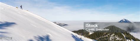 계곡 안개 층 위의 산에 놀라운 전망과 눈 산을 실행 두 개를 가진 남자 구름의 바다 랑기스왕게르호른 알프스 알가우 바이에른 독일에서 전망 가파른에 대한 스톡 사진 및 기타