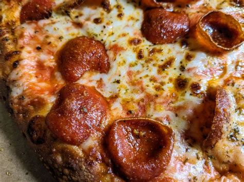 Review Papa Johns Crispy Cuppy Roni Pizza