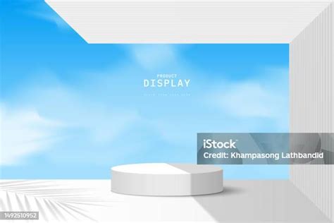 미니멀한 스카이 스튜디오 룸 장면 구름과 푸른 하늘 배경 구조 야자수 잎 그림자가 있는 흰색 3d 실린더 연단 받침대 현대 3d 벡터 기하학적 형태 디자인입니다 쇼 화장품