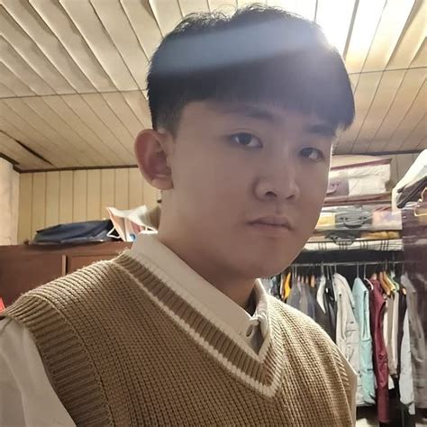 這篇文說的是live 中文還沒支援 切成英文之後右下角的按鈕會變 那個才是新功能 用英文跟gemini交談 不用按麥克風 連續交談 可以用