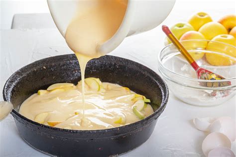 반죽을 컵에서 오래된 주철 프라이팬에 넣은 사과에 붓고 파이를 만듭니다 0명에 대한 스톡 사진 및 기타 이미지 0명 건강한 생활방식 과일 Istock