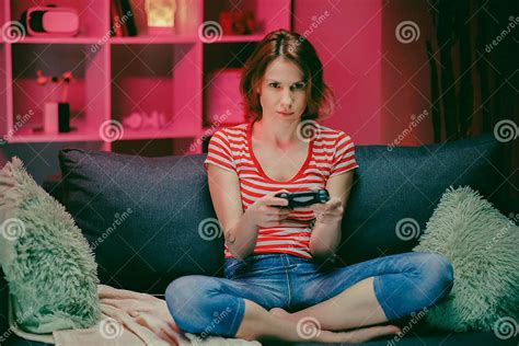 Hermosa Y Emocionada Joven Jugadora Sentada En Un Sofá Jugando En Videojuegos En Una Consola