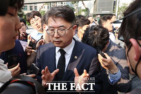 서이초 찾은 장상윤 교육부 차관 교권 위축…대책 마련 시급 [tf사진관] 포토 기사 더팩트