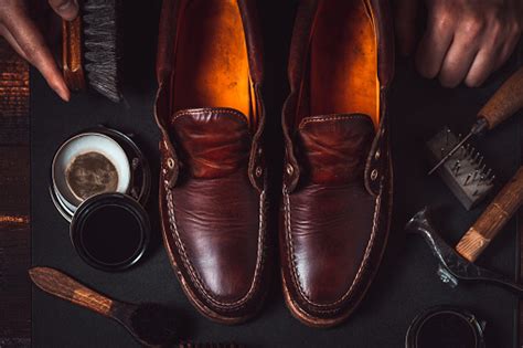 신발 제작자는 작업장에서 브러시로 부츠를 청소합니다 슈 샤인 복고풍 스타일 탑 뷰 0명에 대한 스톡 사진 및 기타 이미지 0명 가죽 갈색 Istock