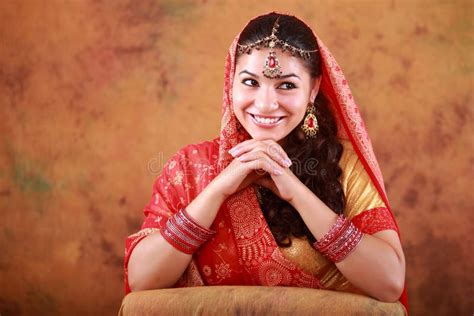 Sch Nes Indisches M Dchen Im Trachtenkleid Stockbild Bild Von Glatt Auslegung