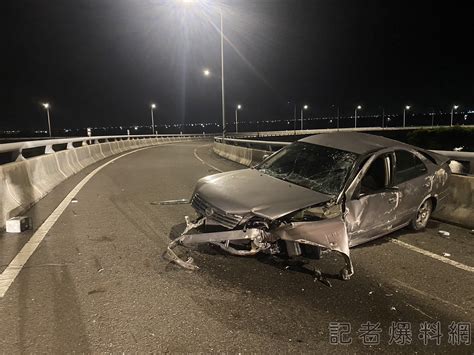 台南男駕車「自撞噴飛」墜10公尺橋下！下肢變形 命危送醫搶救