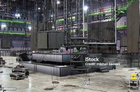 Tv 쇼를위한 전문 무대 사운드 조명 및 비디오 장비의 설치 Led 스크린 무대 조명 장비는 트러스에 고정되어 있습니다 라인 어레이 스피커 비행 사례 무대에 대한 스톡 사진