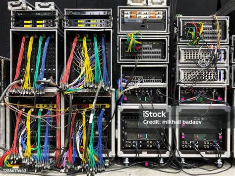 랙 앰프 오디오 신호 스플리터 패치 패널 라디오 마이크 시스템 및 비행 케이스가 있는 백스테이지 및 기술 영역 콘서트 전문 사운드 장비 케이블에 대한 스톡 사진 및 기타