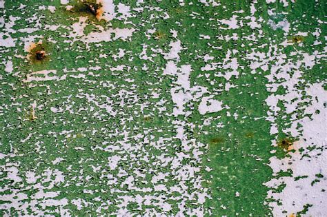 금이 녹색 페인트 녹 회색 그려진된 금속 벽 얼룩 깨지 고 벗 겨 지기 쉬운 녹색 페인트로 녹슨 금속 금속 배경 복사 공간 디자인의 시트 0명에 대한 스톡 사진 및 기타