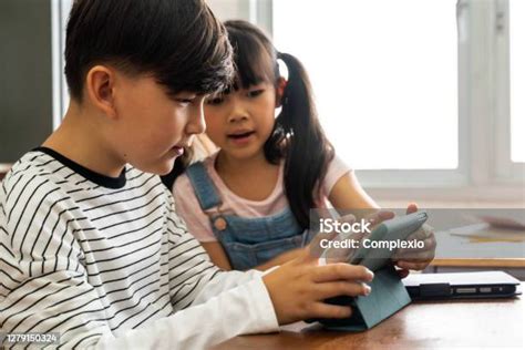 학교 교실 디지털 네이티브 기술 학습 터치 스크린에서 디지털 태블릿 장치를 사용하는 학교 어린이 수업 에 학생들의 다양성 그룹 디지털 문해력에 대한 스톡 사진 및 기타