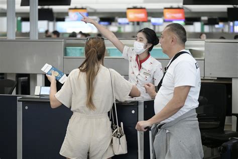 十一國慶黃金周｜早上逾6千人經機場入境 內地團導遊指本港酒店及機票價格上升約3成 星島日報