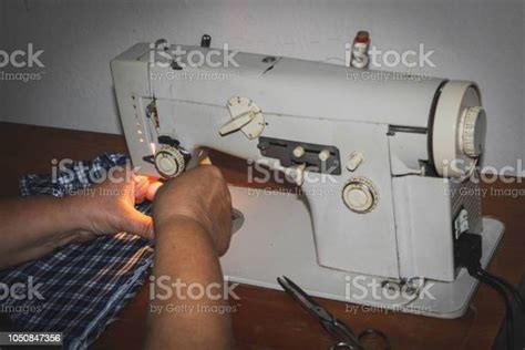 봉 제 기계와 여자 공예에 대한 스톡 사진 및 기타 이미지 공예 기술 기업 재무와 산업 Istock