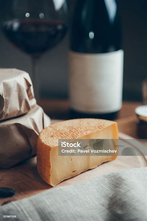 단단한 슬라이스 치즈와 함께 여전히 생활 와인과 유리와 하드 치즈의 부드러운 원 나무 판에 농장 치즈 0명에 대한 스톡 사진 및 기타 이미지 Istock