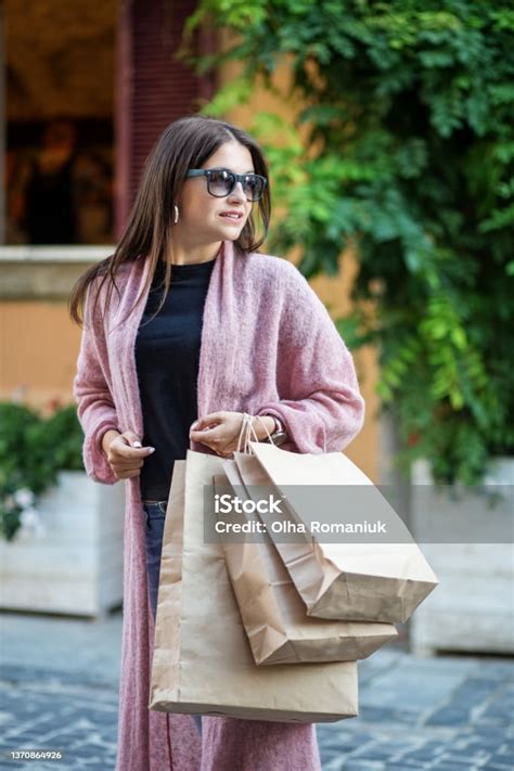 선글라스에 아름 다운 갈색 머리 소녀는 종이 봉투를 구입합니다 쇼핑 선물 할인 및 라이프 스타일의 개념 가방에 대한 스톡 사진 및 기타 이미지 Istock