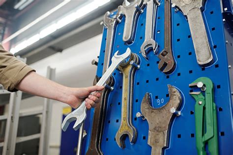 큰 렌치를 들고 있는 젊은 엔지니어 나 다른 산업 공장의 노동자의 손 강철에 대한 스톡 사진 및 기타 이미지 강철 건설