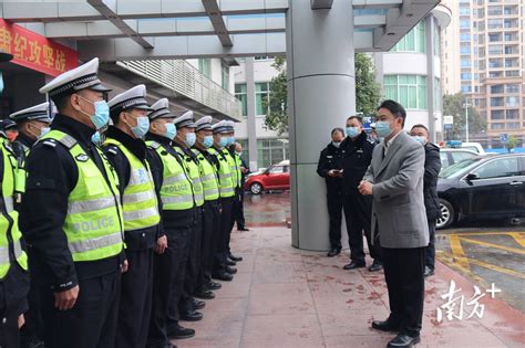 大年初一，罗振宇率队走访慰问一线工作者送祝福值班人民一行