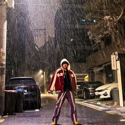 뮤지 뮤지의 새로운 도전을 드로우로 맞이할 기회 가수이자 프로듀서로 활동 중인 뮤지가 론칭한 패션 브랜드 Yagii 야기의 첫 컬렉션으로 크리에이티브 디자이너 난도