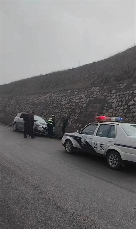 车辆不慎驶入排水沟 山阴交警紧急施救腾讯新闻