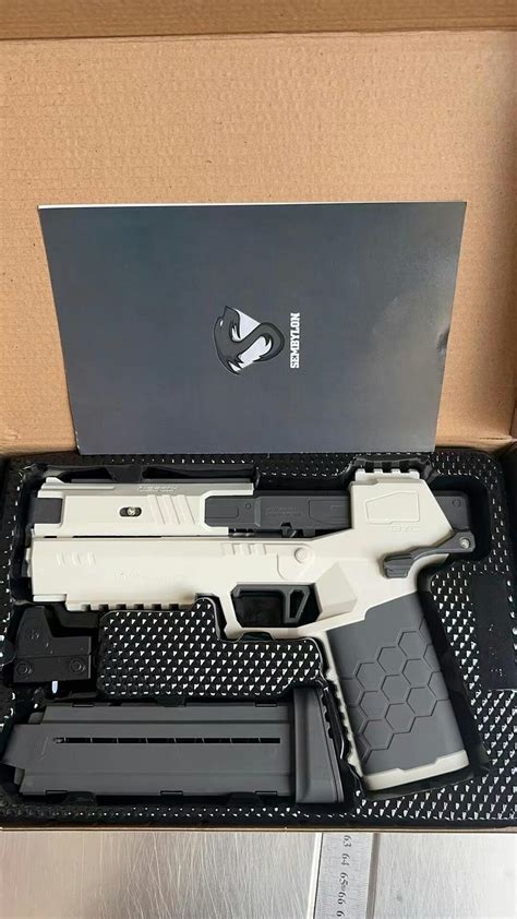 Cyberpunk 2077 Lizzie Gecko Dart Blaster Pistol Brrrrt