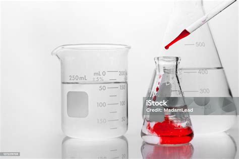 백색 과학 실험실 배경에 유리 플라스크에 화학 물질의 빨간 방울 0명에 대한 스톡 사진 및 기타 이미지 0명 건강 진단 건강관리와 의술 Istock