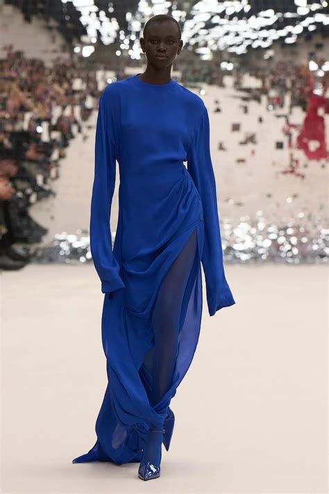 Трендовий колір 2024 року кобальтово синій Fashion