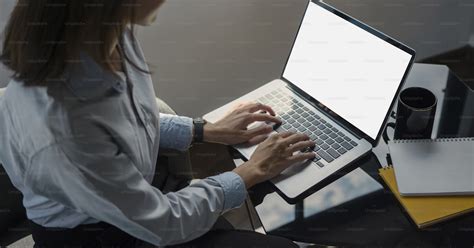 사무실에서 컴퓨터 노트북을 사용하는 웃고 있는 젊은 여성 직장인의 측면 모습 사진 Unsplash의 컴퓨터 이미지