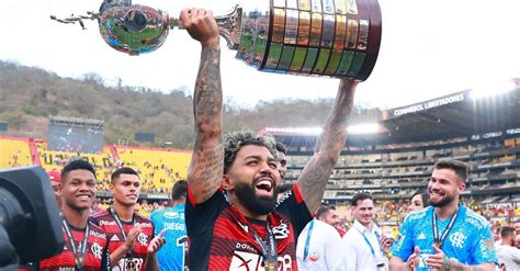 Coppa Libertadores Gabigol Regala Il Trofeo Al Flamengo