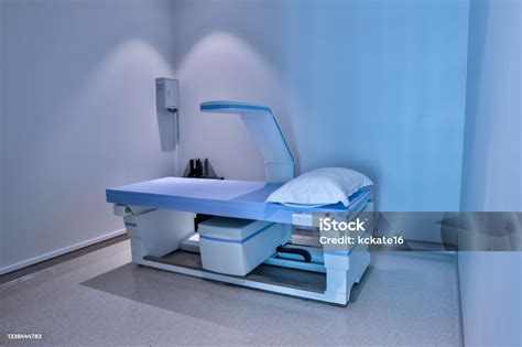 현대 병원의 장비 X 선 장비 현대 엑스레이 기계 및 병원에서 전산화 된 축 단층 촬영 스캔 고전적인 천장 장착 엑스레이가 있는 병원 수술실의 X선 실 3차원 형태에 대한