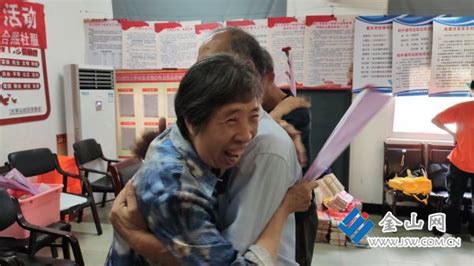 八对老夫妻，互写情书过“七夕”中国镇江金山网 国家一类新闻网站