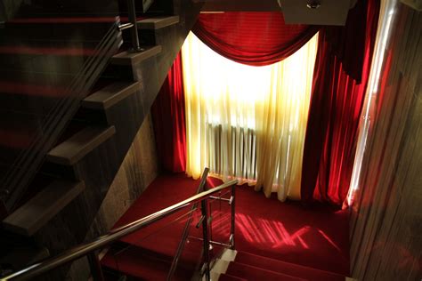 무료 사진 커튼 인테리어 럭셔리 레드 카펫 계단 계단 빛 룸 아키텍처 건축