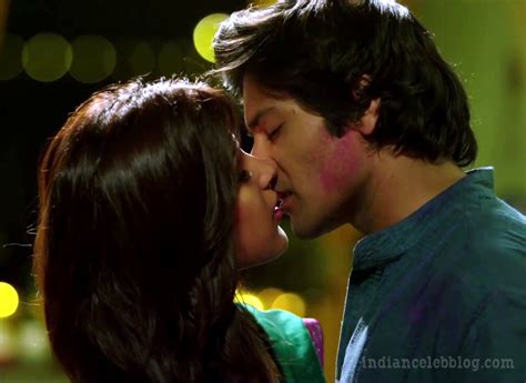 Rhea Chakraborty Kissing Scene In Sonali Cable