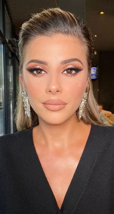 50 Romantic Wedding Makeup Ideas Metallic Eyeshadow Matte Lips