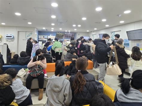 유치원에서 회사에서 온가족이 독감 병원 대기실 북새통 파이낸셜뉴스