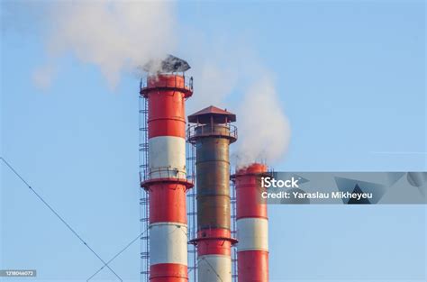 연기 푸른 하늘에 대한 세 개의 산업 파이프에서 배출 멀리 있는 항공기 기체 물리 구조에 대한 스톡 사진 및 기타 이미지 기체 물리 구조 비닐하우스 가까운 Istock