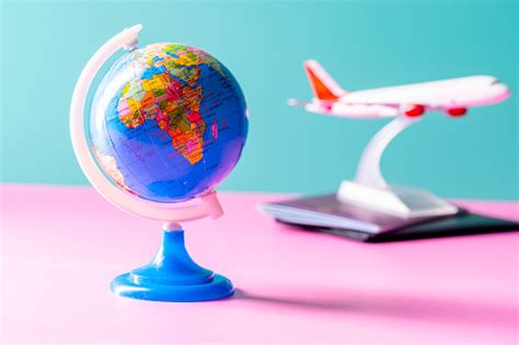 여름 주말 여행 휴가 액세서리 비행기 여권 카메라 전화 상단 보기 플랫 핑크 파스텔 배경에 누워 공간을 복사합니다 여행 컨셉 0명에 대한 스톡 사진 및 기타 이미지 Istock