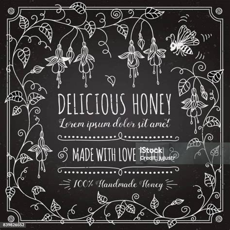 꿀 초 크 보드에 빈티지 레이블입니다 손으로 그린된 자홍색 꽃 프레임입니다 검정 흰색 배경 골드 요소 벡터에 대한 스톡 벡터 아트 및 기타 이미지 Istock