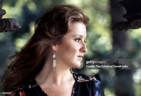 Blues Singersongwriter And Guitarist Bonnie Raitt Poses For A News