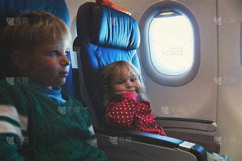小女孩和男孩乘飞机旅行
