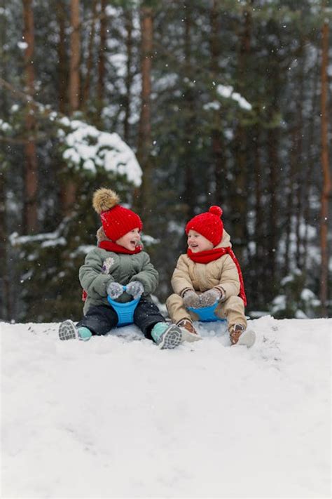 가족 감기 걱정 없는 겨울 겨울 패션 겨울 활동 겨울날 계절 기쁨 남매 놀이 눈 눈 놀이 눈 덮인 언덕 눈송이 단란함 따뜻한 옷 모험 빨간