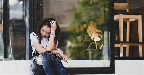 스타트업 중소기업 기업가 여성은 커피숍 앞에 앉아 경제 상황 때문에 스트레스를 느낀다 사진 Unsplash의 서비스 이미지