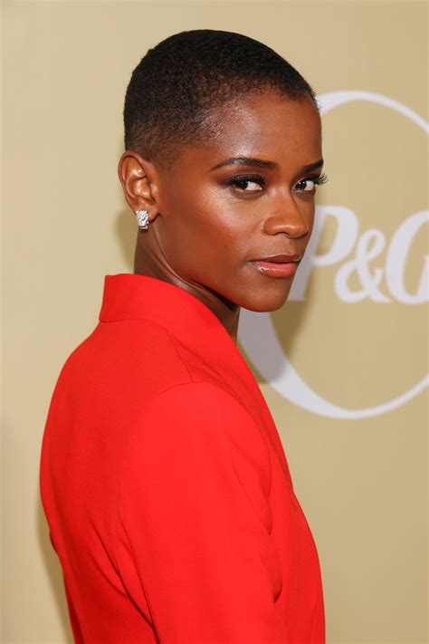 「舒莉」莉蒂西亞萊特以紅毯造型致敬「黑豹」！盤點《黑豹2：瓦干達萬歲》letitia Wright的氣勢著裝蛻變