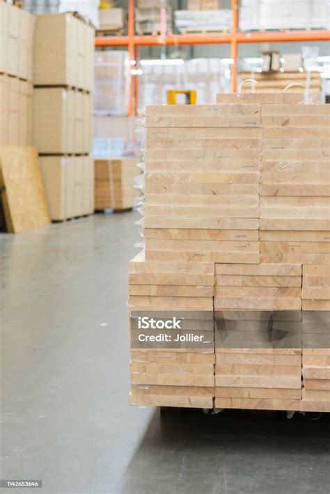 하드웨어 저장소에 보드가 있는 팔레트 건물 상점에 포장 된 보드 건축 자재 건설 및 수리를 위한 목재의 다양 한 창 고 수직 사진 0명에 대한 스톡 사진 및 기타 이미지
